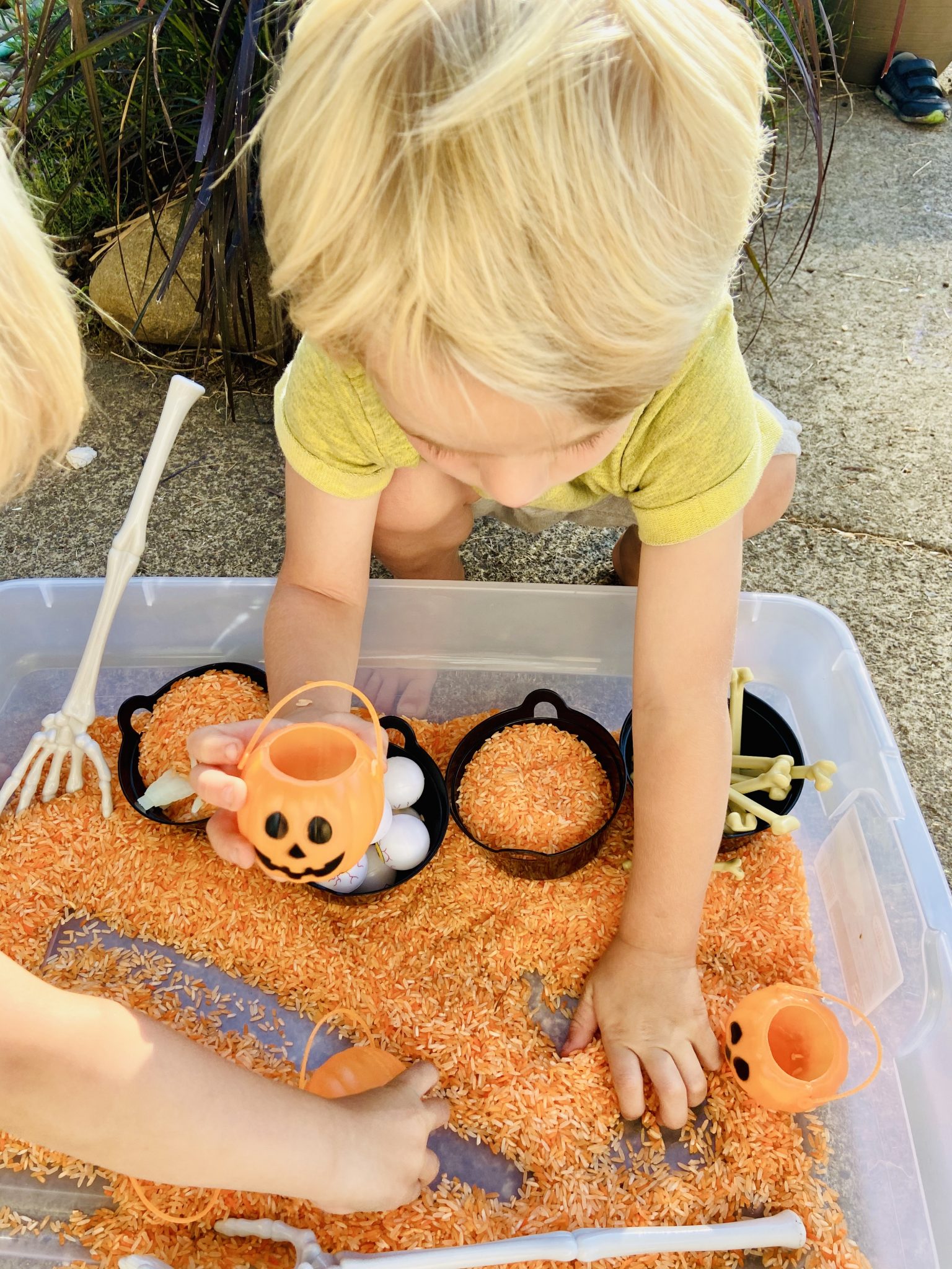 Halloween Sensory Bin - Twin Mom Refreshed